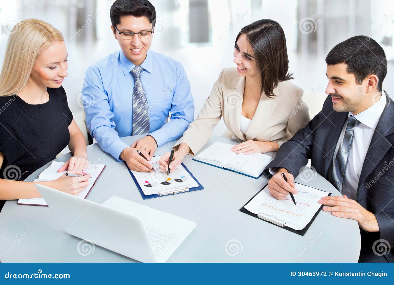 Grupo De Executivos Felizes Foto de Stock - Imagem de idéia, empregado ...
