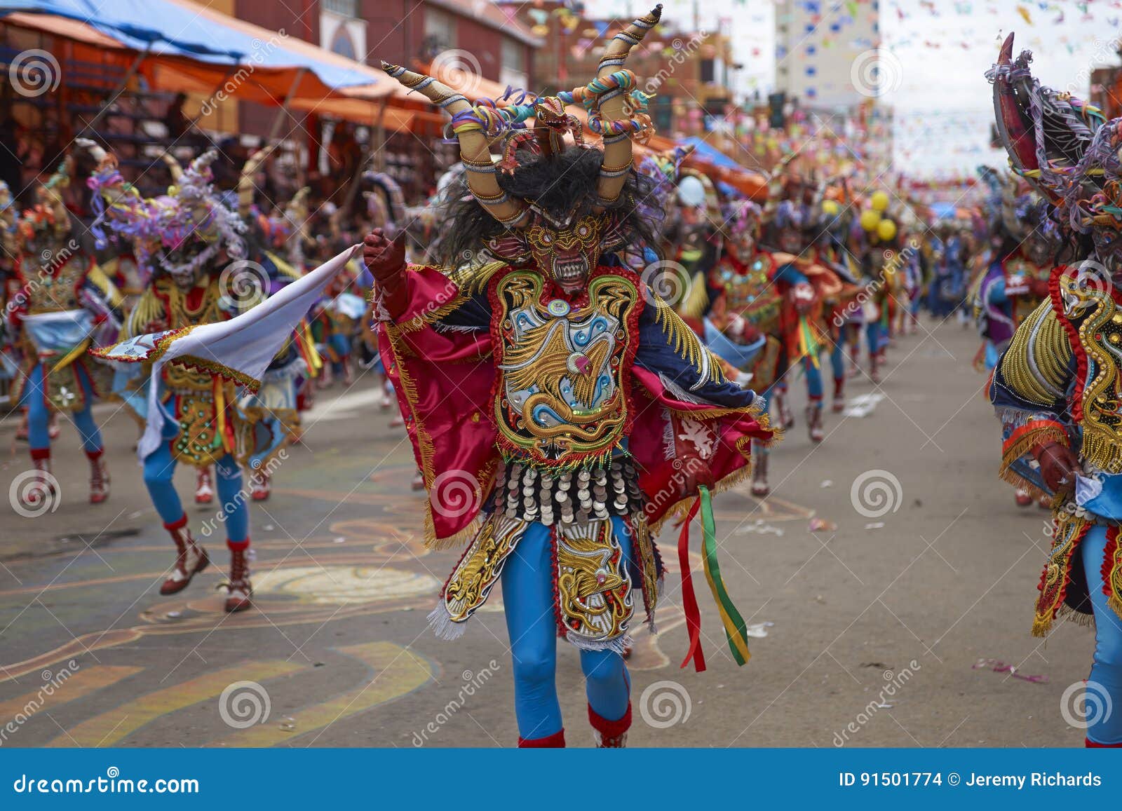 Grupo De La Danza De Diablada En El Carnaval De Oruro Imagen de archivo ...