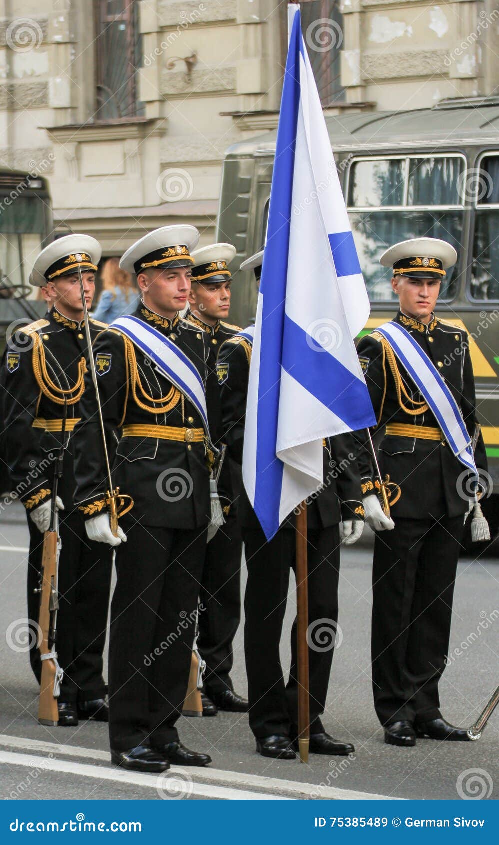 Grupo De Marineros Con Una Bandera Imagen de archivo editorial - Imagen ...