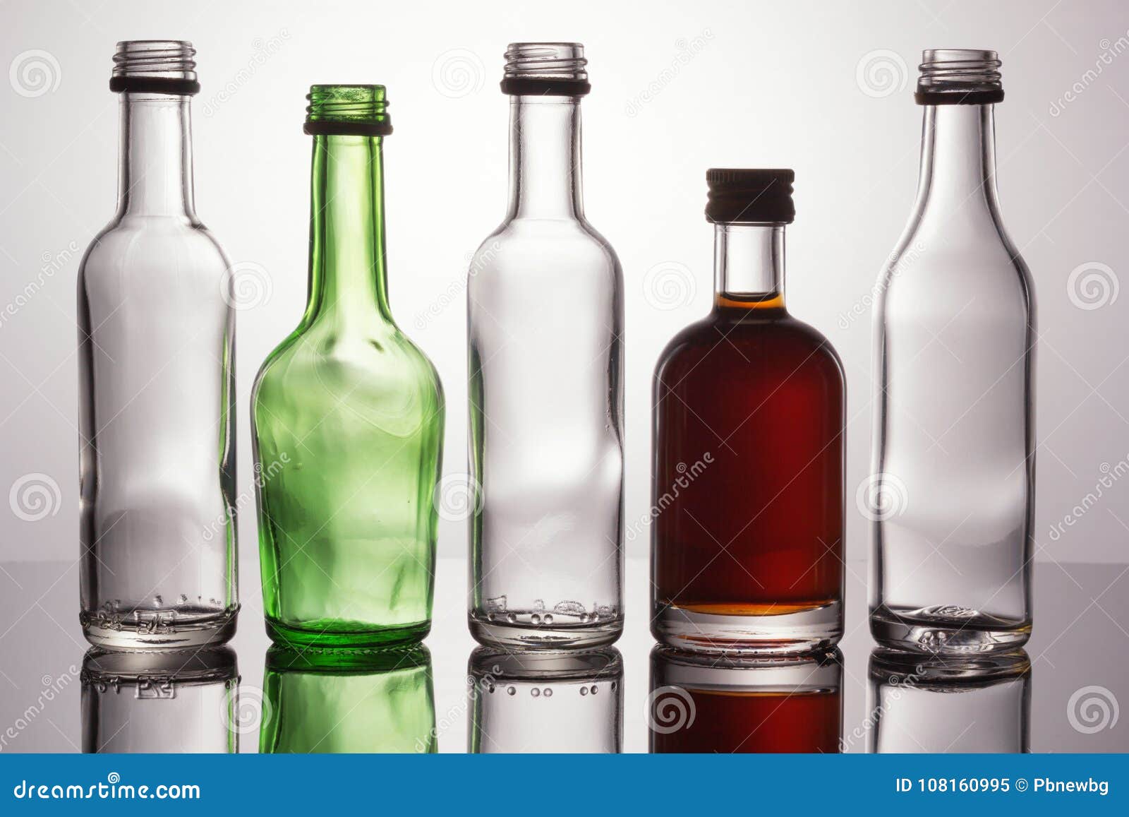 Grupo de mini botellas imagen de archivo. Imagen de hotel - 108160995