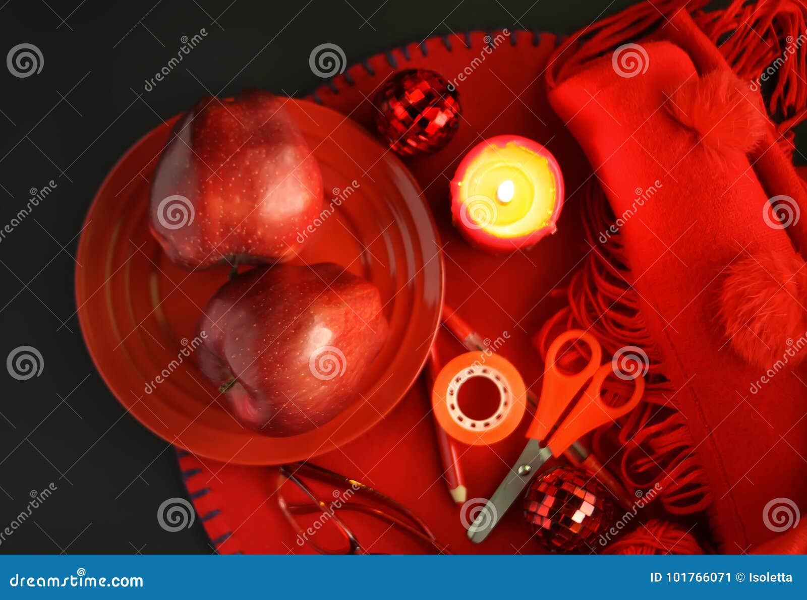 Grupo de objetos rojos imagen de archivo. Imagen de jugoso - 101766071