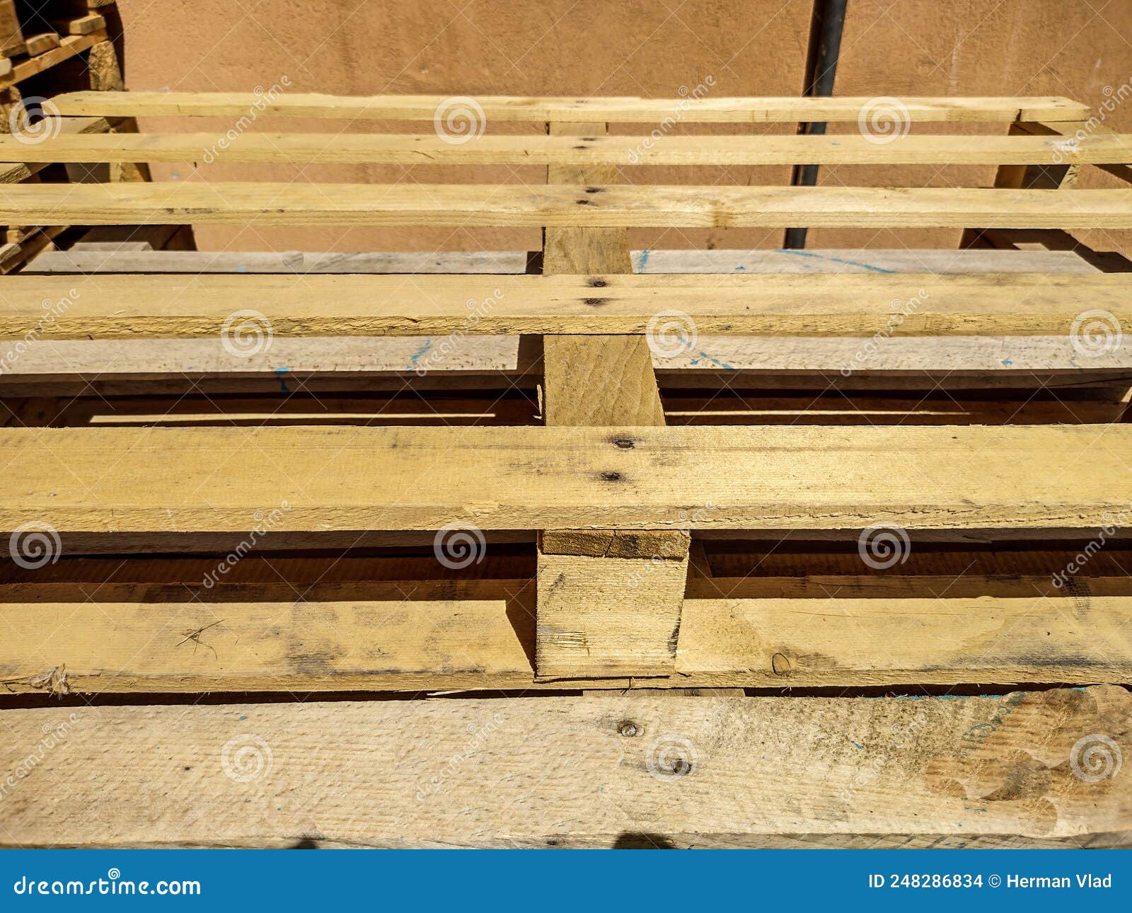 Grupo De Palets De Madera Cerrados Foto de archivo - Imagen de foto ...