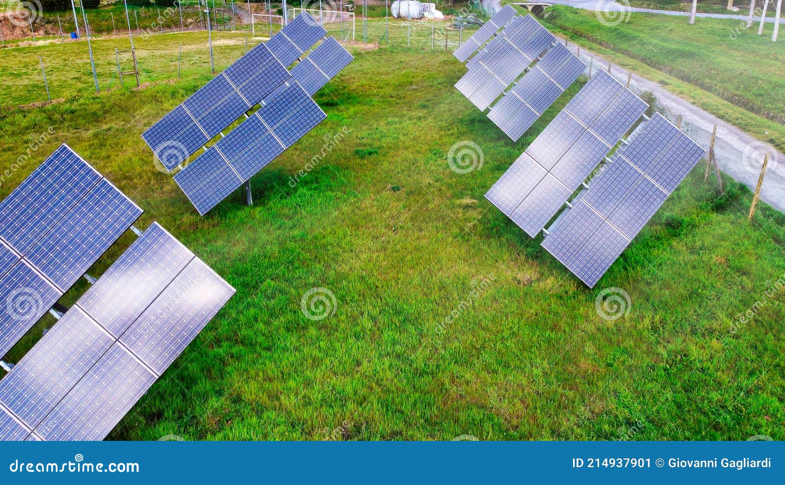 Grupo De Paneles Solares Modernos Orientados Al Sol Imagen de archivo ...