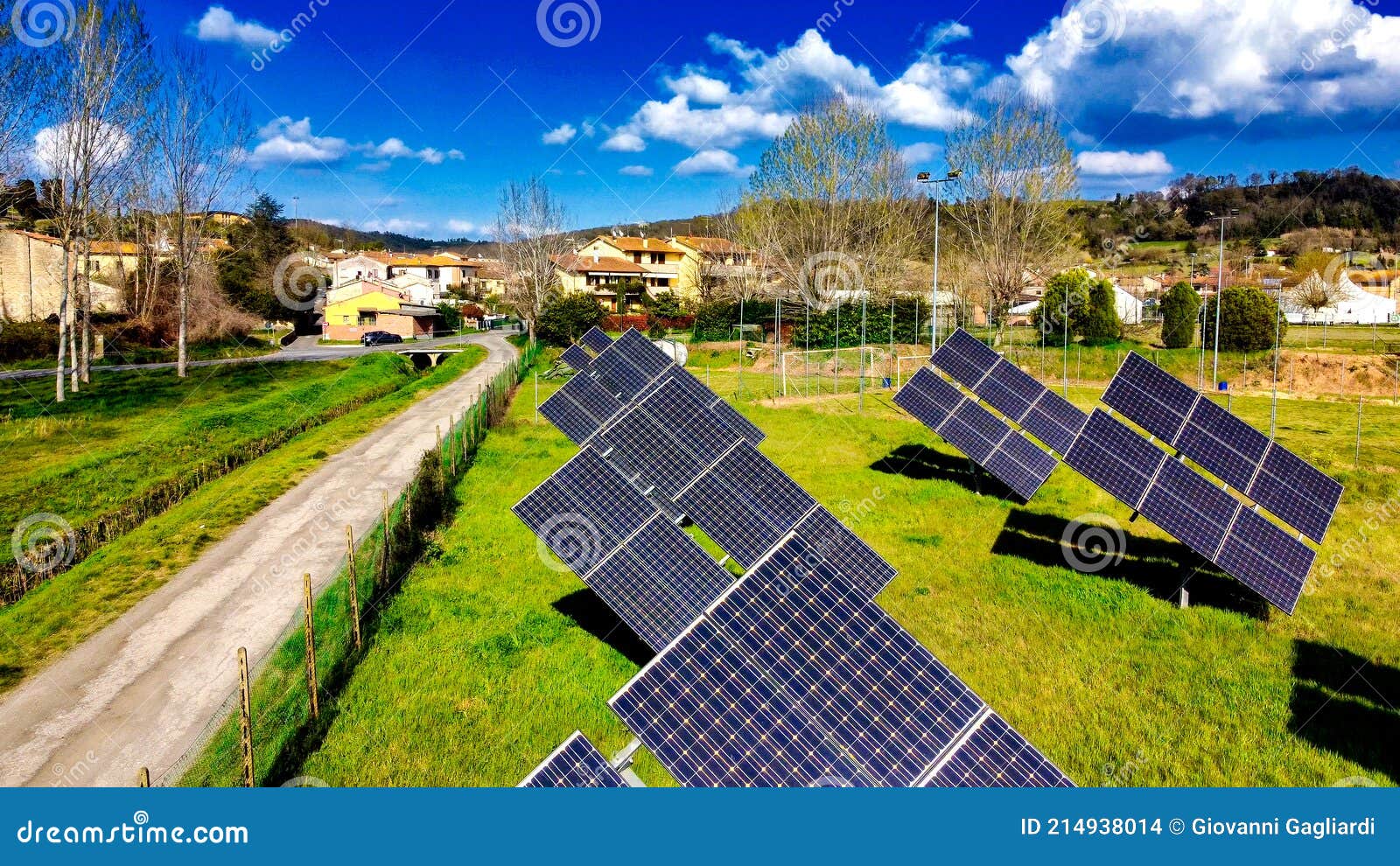 Grupo De Paneles Solares Modernos Orientados Al Sol Foto de archivo ...