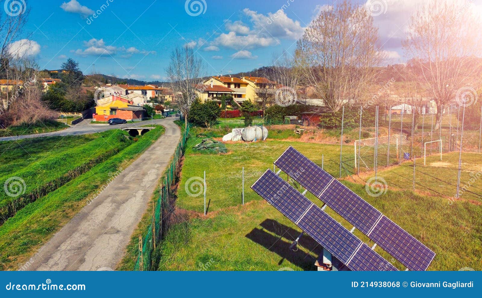 Grupo De Paneles Solares Modernos Orientados Al Sol Foto de archivo ...