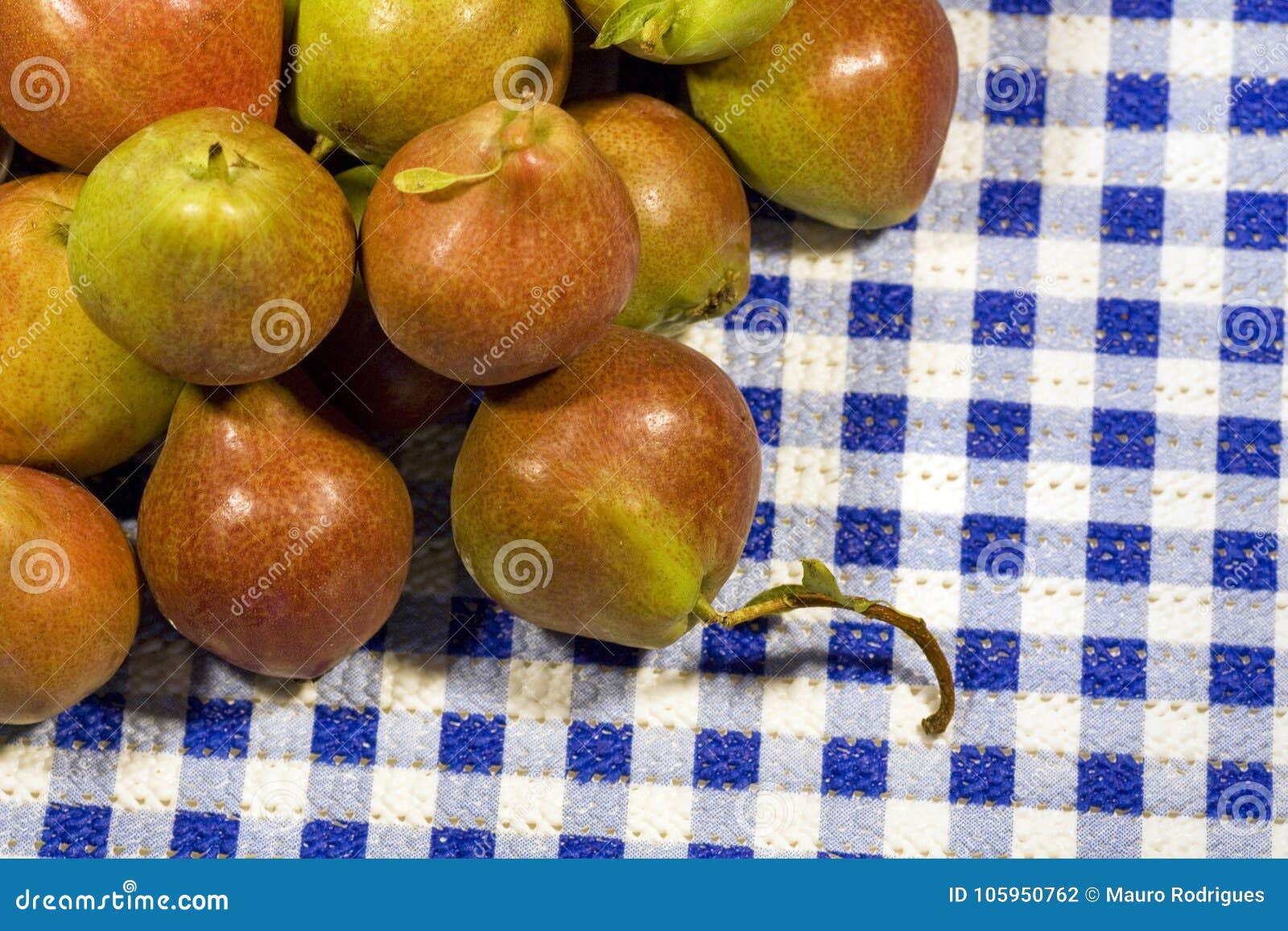 Grupo de peras foto de archivo. Imagen de cierre, azul - 105950762
