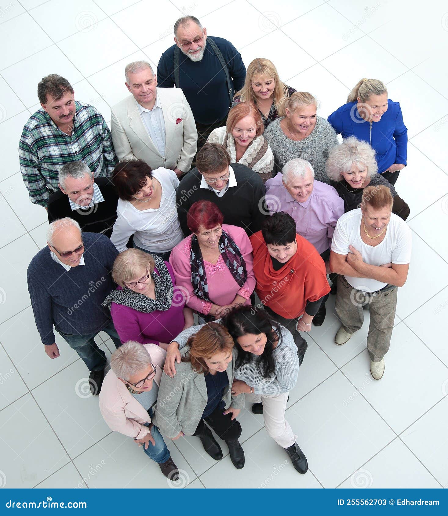 Grupo De Personas De Edad Avanzada Y Diversas De Pie Juntos Imagen De Archivo Imagen De
