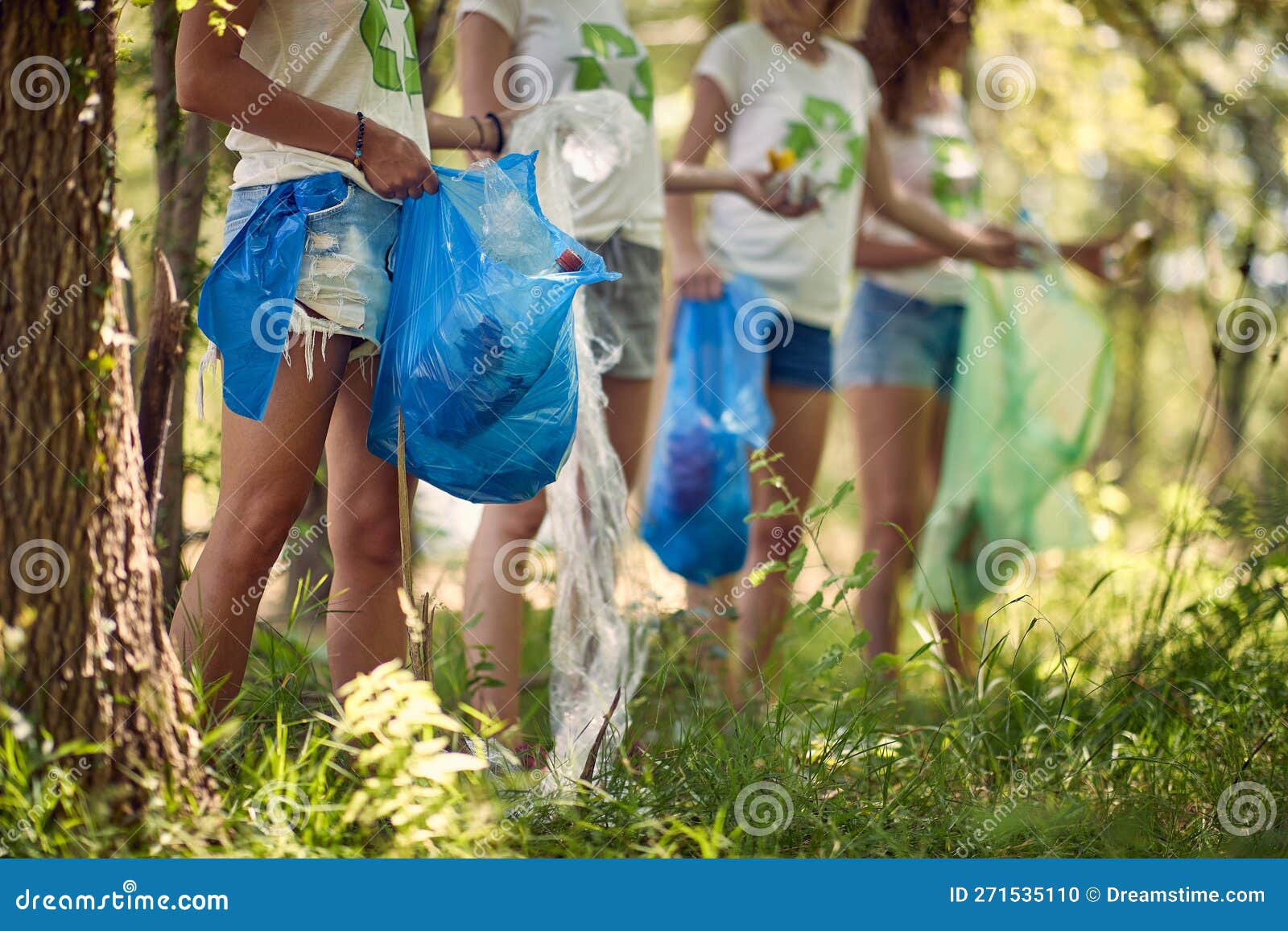 Grupo De Personas En La Naturaleza Trabajando Como Voluntarios Para ... Grupo De Personas En La Naturaleza Trabajando Como Voluntarios Para ...
