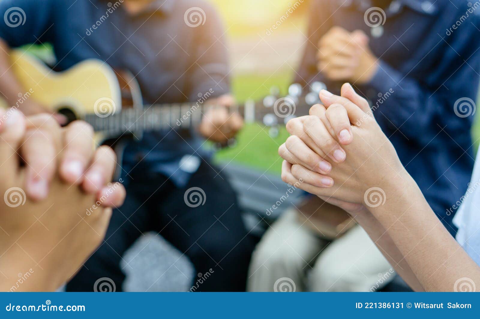 Grupo de pessoas rezando. imagem de stock. Imagem de fêmea - 221386131