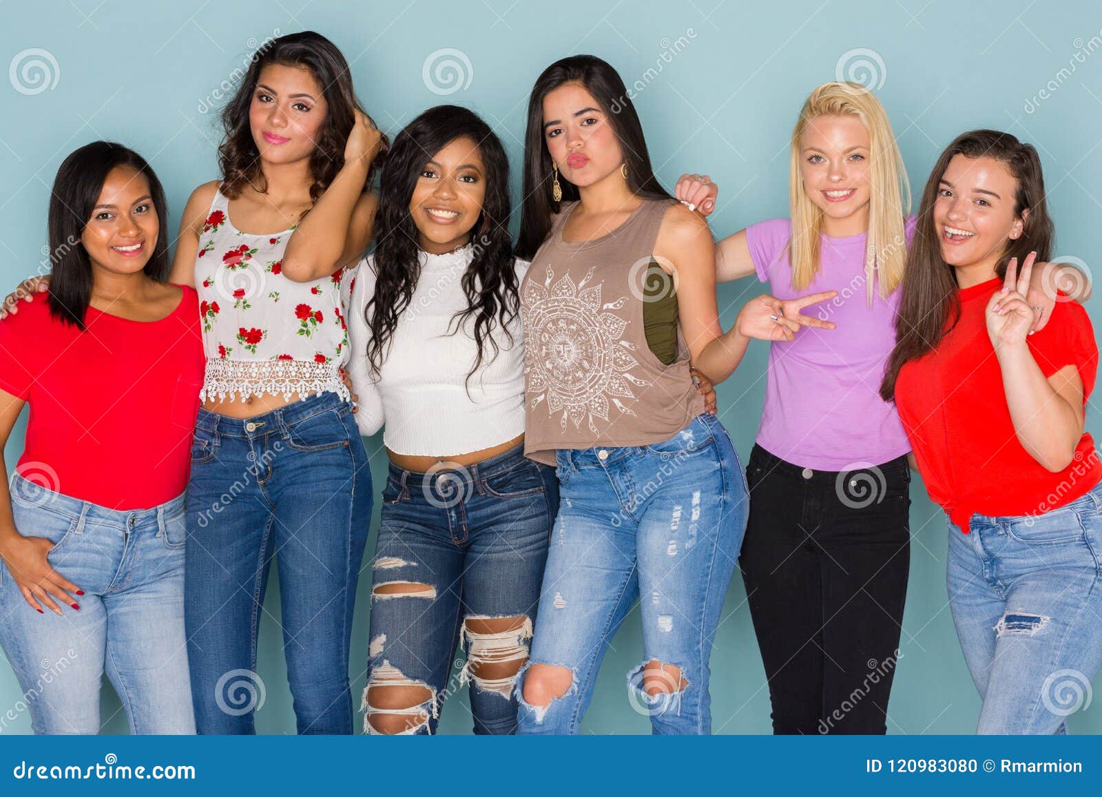 Grupo De Seis Amigos Adolescentes Diversos Foto de Stock - Imagem de ...
