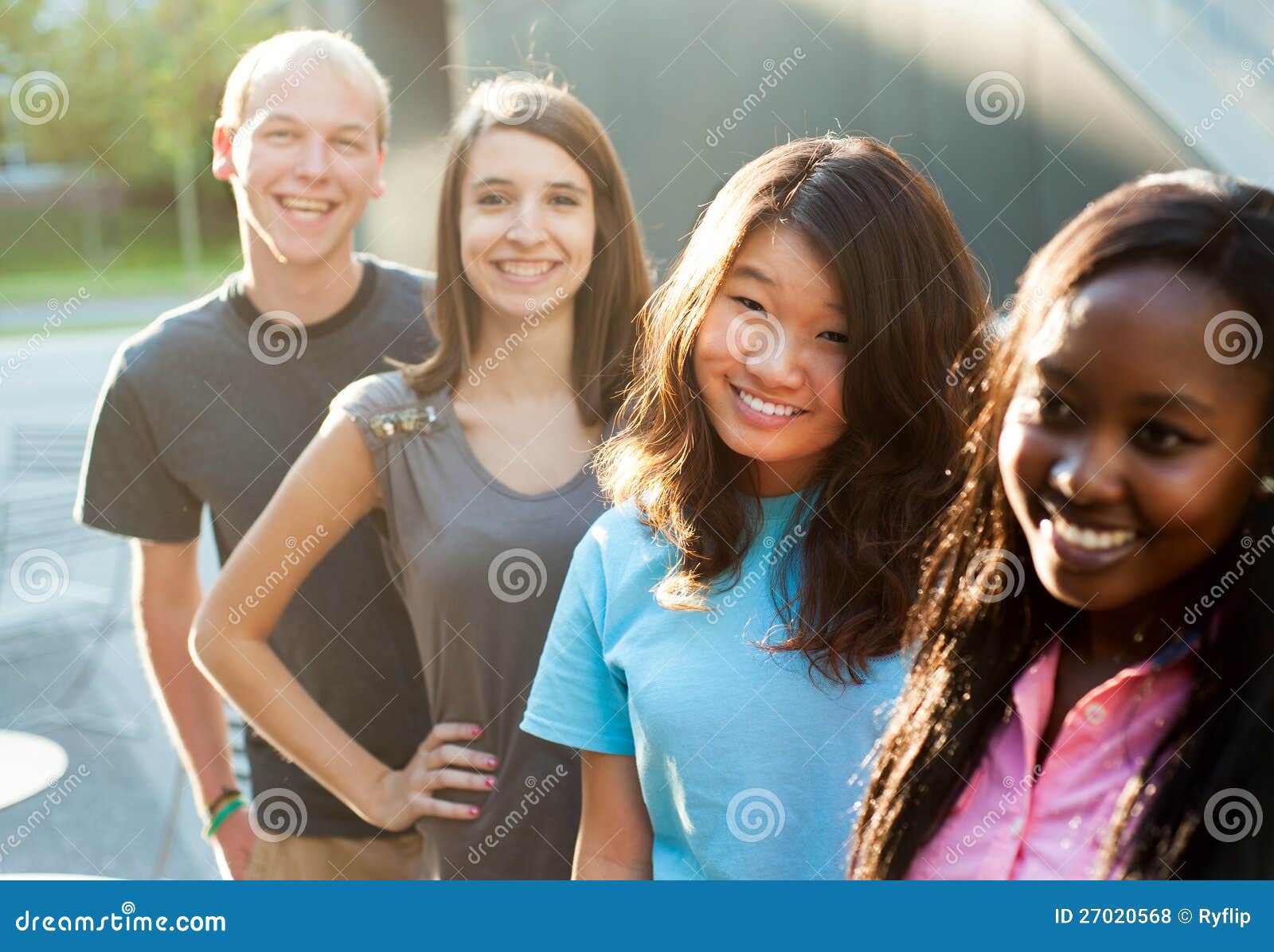 Grupo Multi-ethnic De Adolescentes Foto de archivo - Imagen de ...