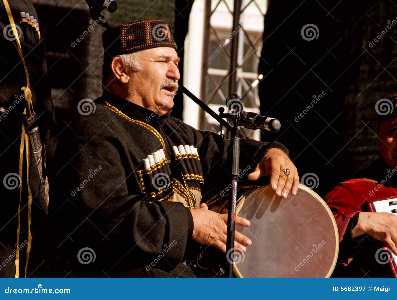 Grupo popular georgiano fotografía editorial. Imagen de juego - 6682397