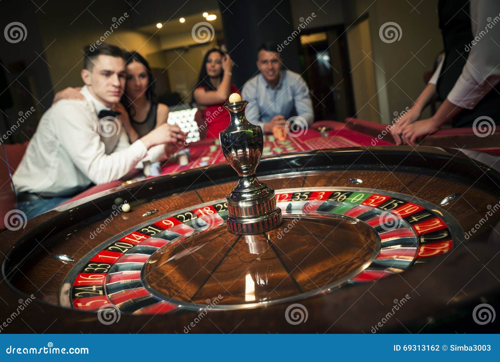Grupo que juega la ruleta foto de archivo. Imagen de rueda - 69313162