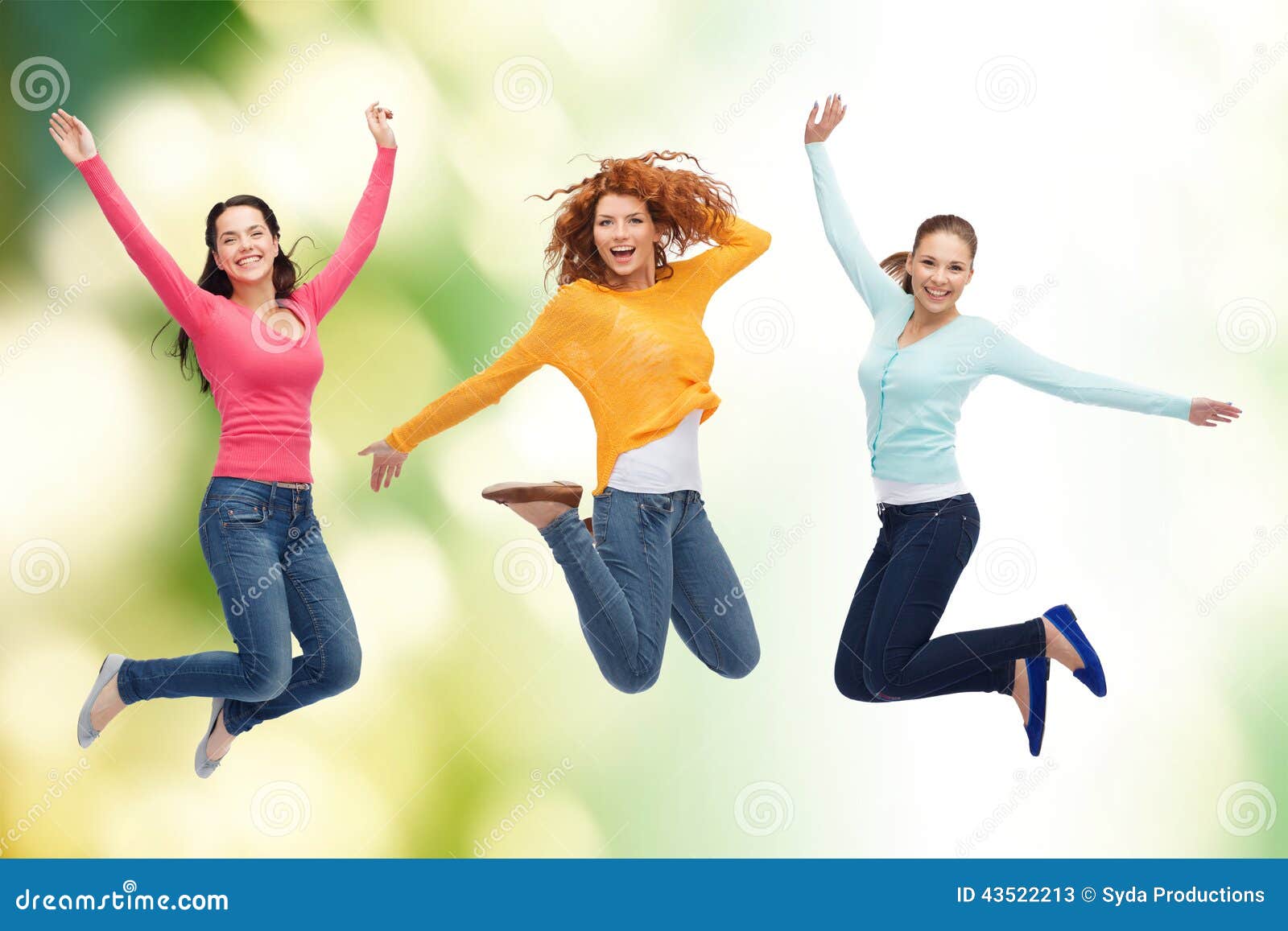 Grupp Av Att Le Unga Kvinnor Som Hoppar I Luft Fotografering för ...