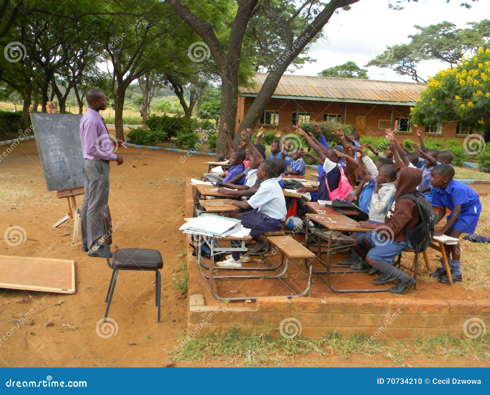 Grupp Av Barn Utan Ett Klassrum Redaktionell Foto - Bild av huvud ...