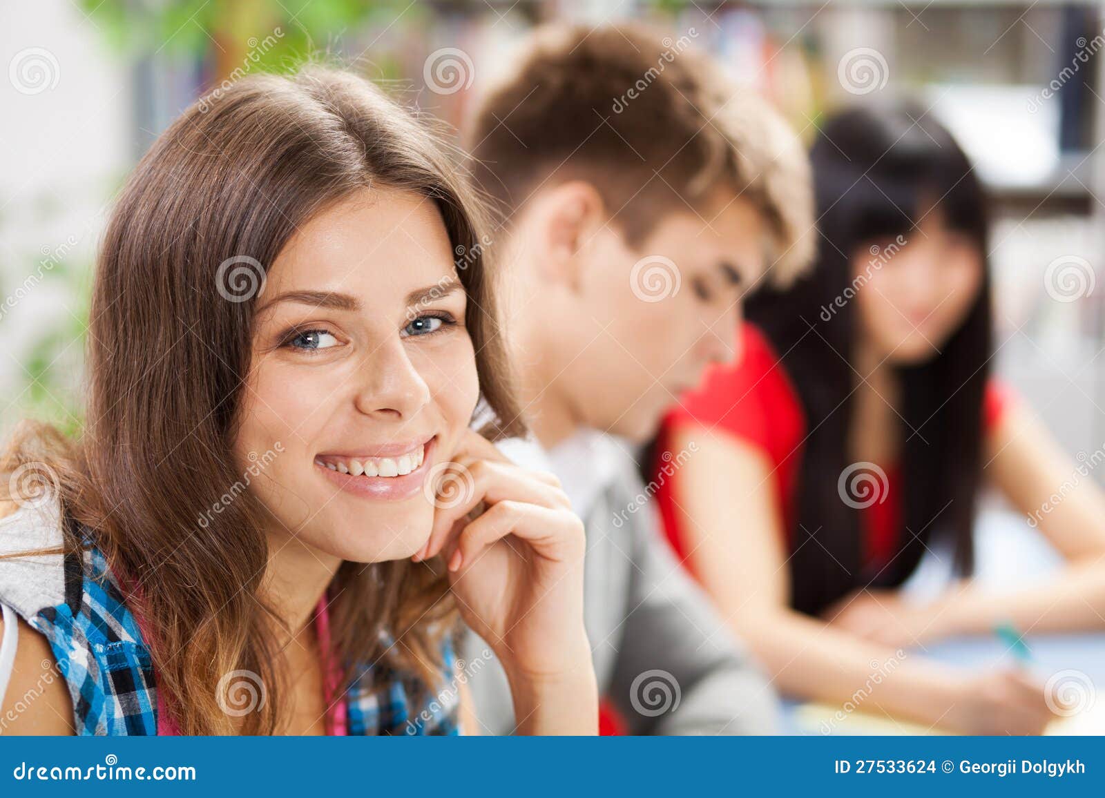 Grupp Av Deltagare I Ett Klassrum Arkivfoto - Bild av högt, avläsning ...