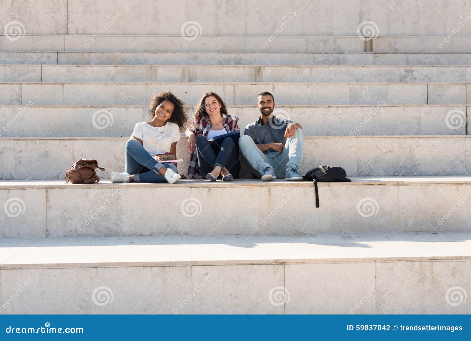 Grupp Av Studenter I Universitetsområde Arkivfoto - Bild av böcker ...
