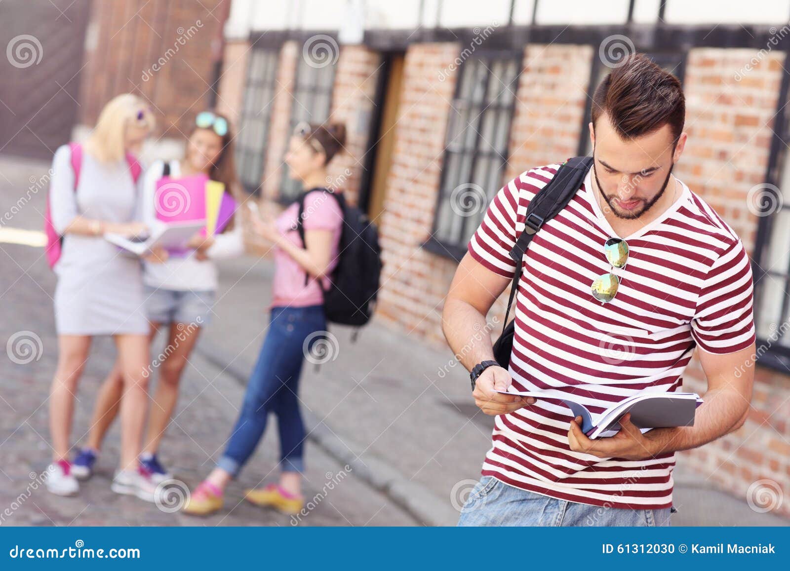 Grupp Av Studenter I Universitetsområdet Arkivfoto - Bild av lära ...