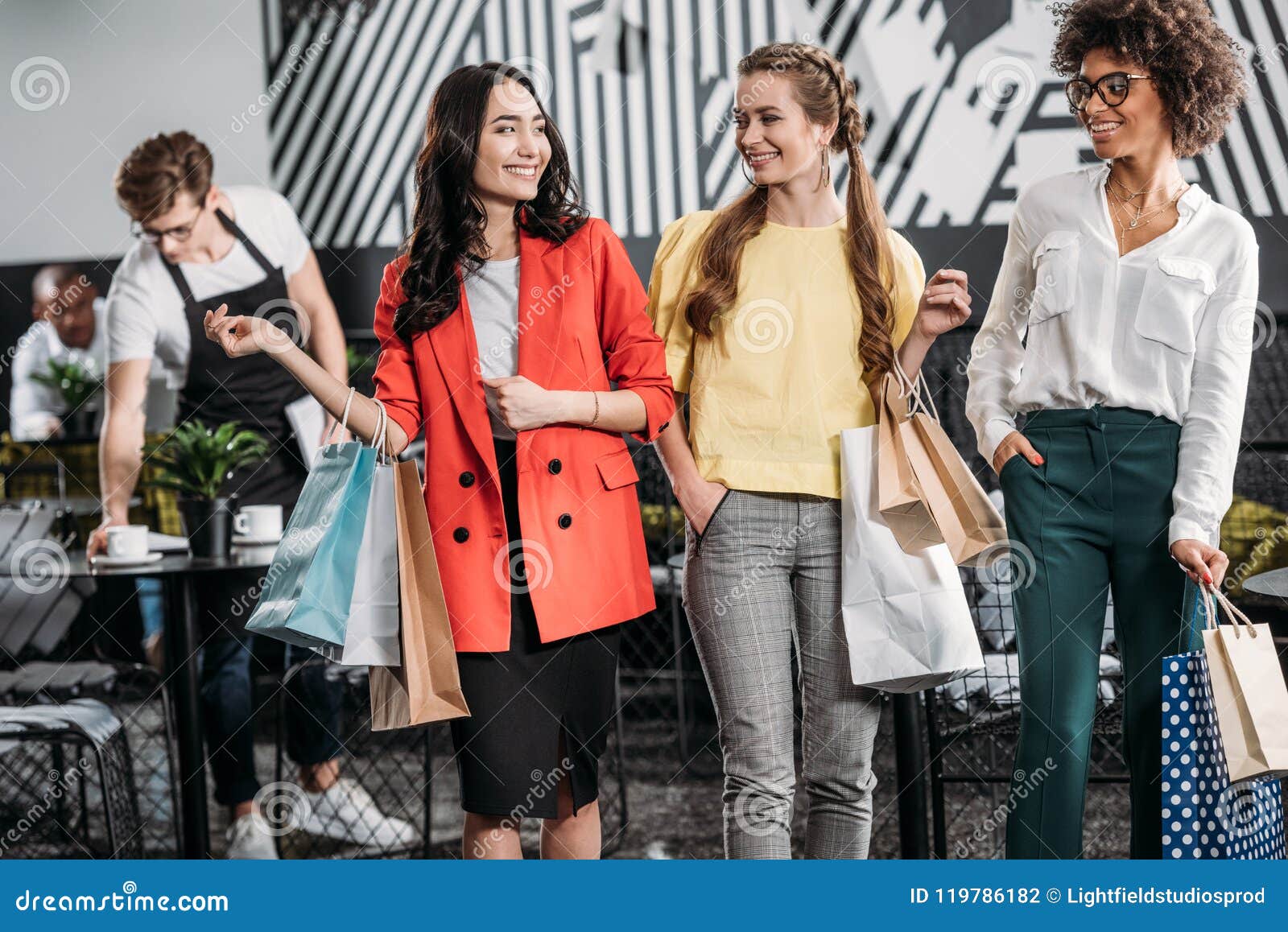 Gruppe Attraktive Junge Frauen Mit Einkaufstaschen Stockfoto - Bild von ... Gruppe Attraktive Junge Frauen Mit Einkaufstaschen Stockfoto - Bild von ...