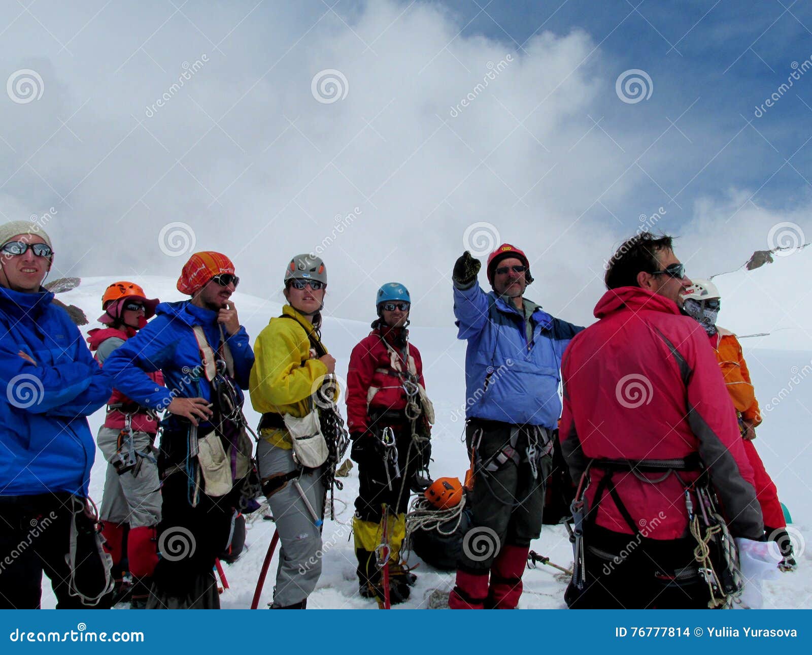 Gruppe Bergsteiger Besprechen Den Weg Redaktionelles Stockbild - Bild ...