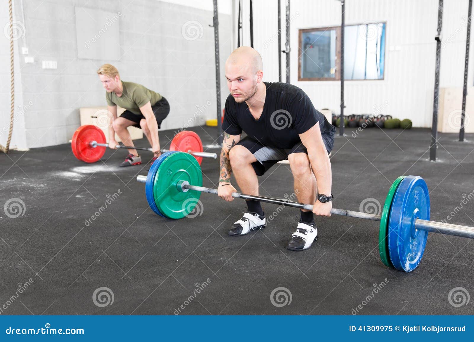 Gruppe Bildet Deadlift in Crossfit Mitte Aus Stockbild - Bild von leute ...
