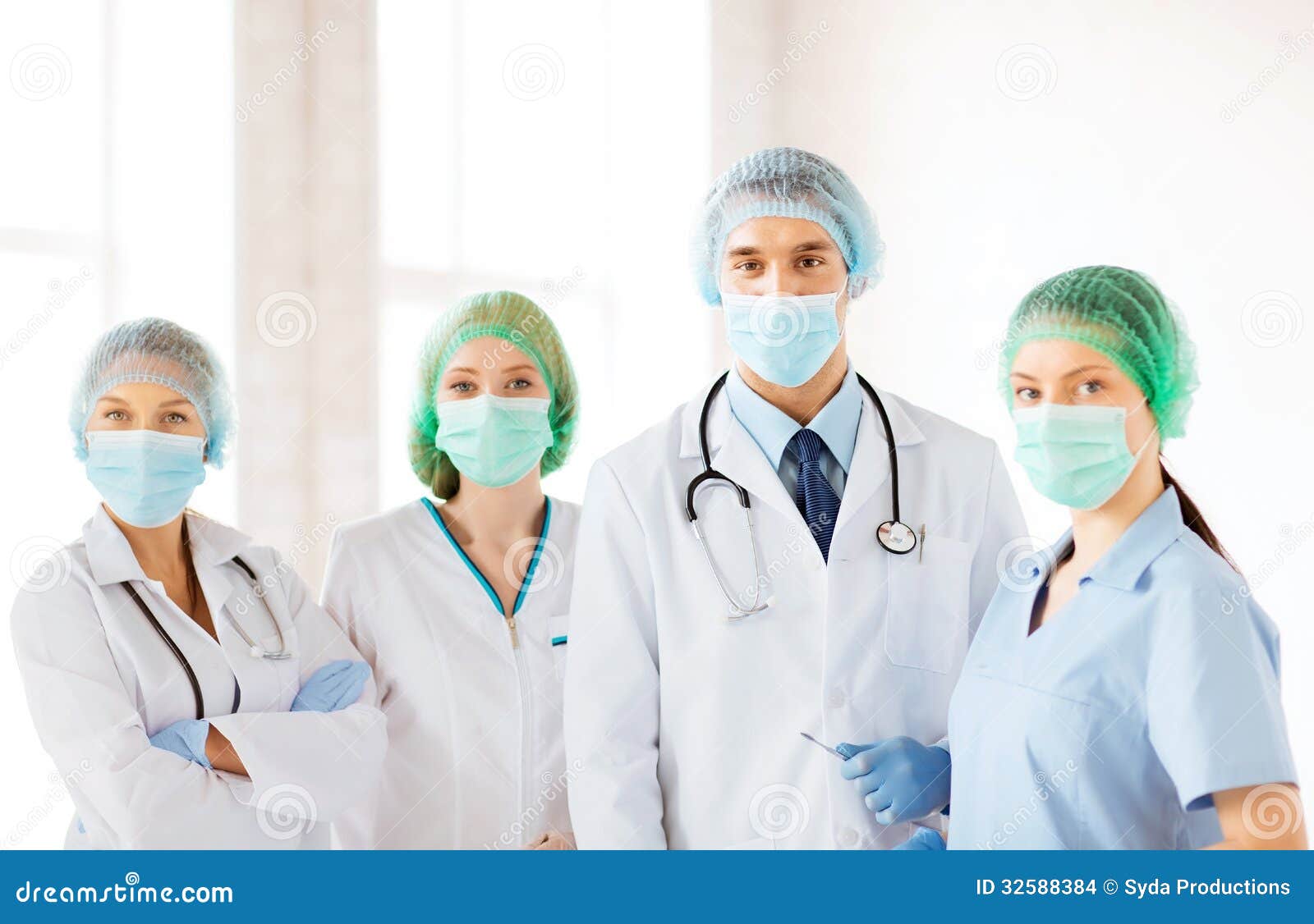 Gruppe Doktoren Im Operationsraum Stockfoto - Bild von praktiker, ärzte ...