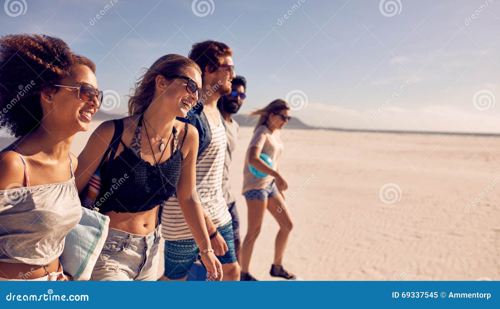 Gruppe Freunde, Die Auf Den Strand Gehen Stockbild - Bild von sommer ...