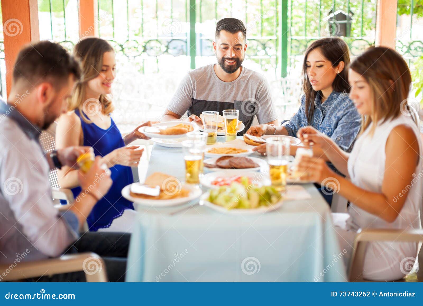 Gruppe Freunde, Die Draußen Hamburger Essen Stockfoto - Bild von ...