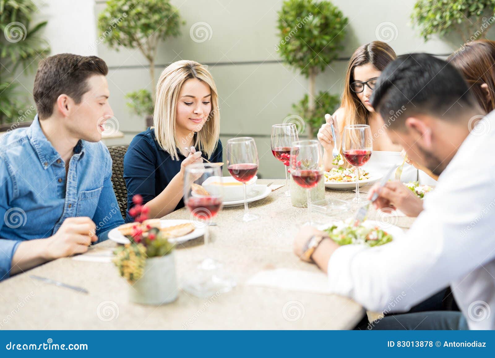 Gruppe Freunde, Die in Einem Restaurant Essen Stockfoto - Bild von ...