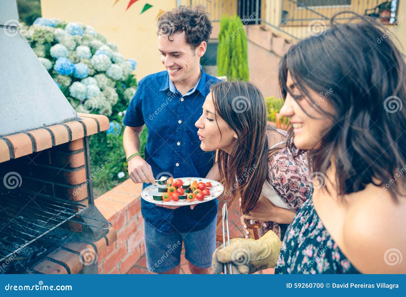 Gruppe Freunde, Die in Einem Sommergrill Kochen Stockfoto - Bild von ...
