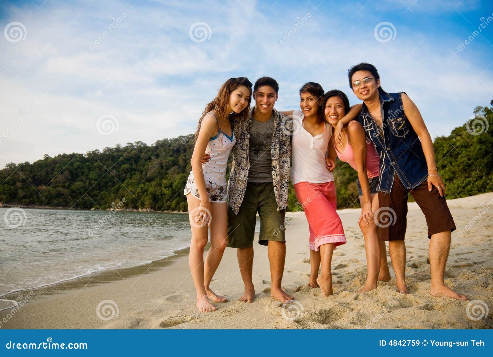 Gruppe Freunde Durch Den Strand Stockbild - Bild von strand, gesund ...