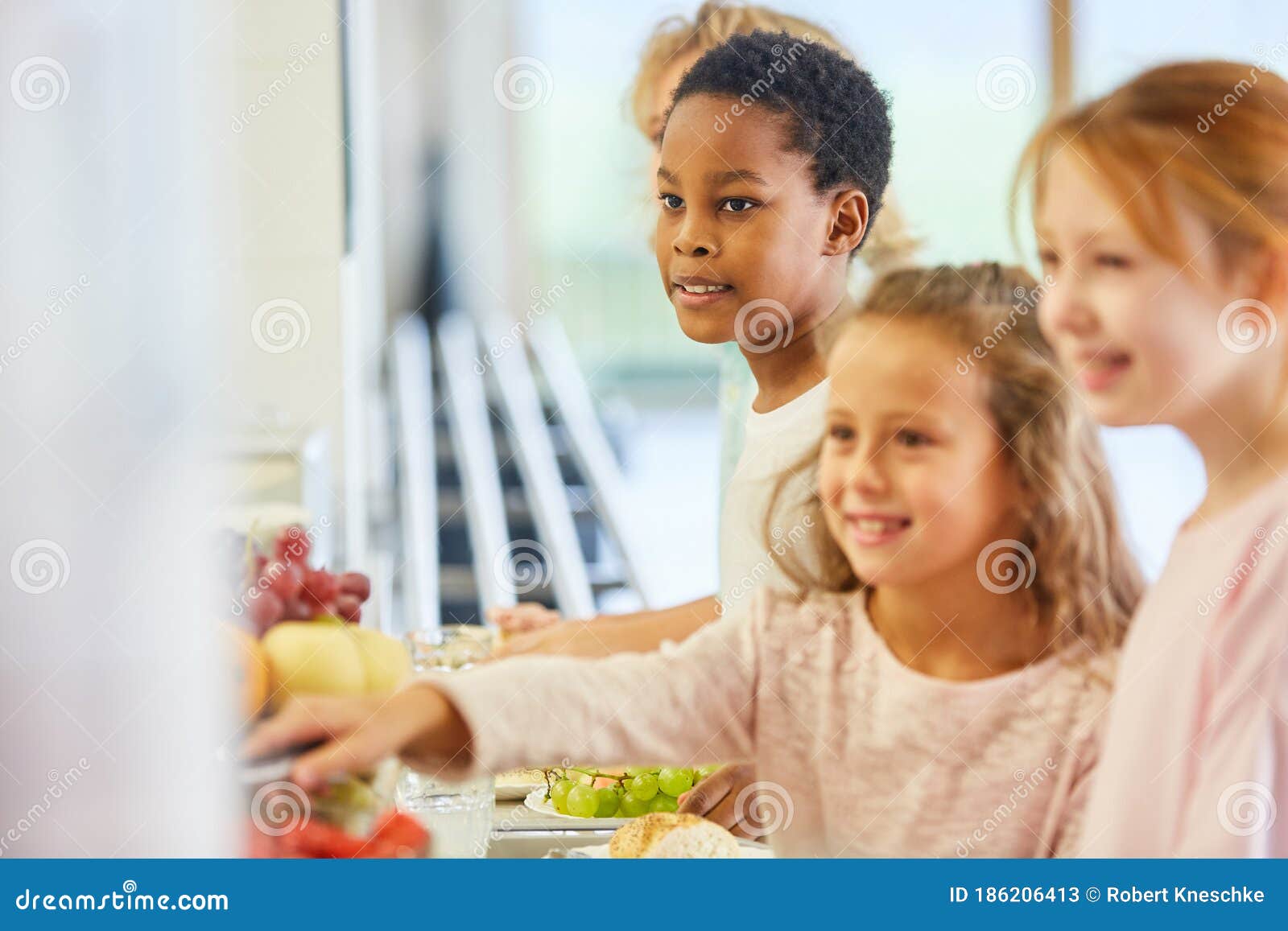 Gruppe Kinder am Buffet in Der Cafeteria Stockbild - Bild von zicklein ...