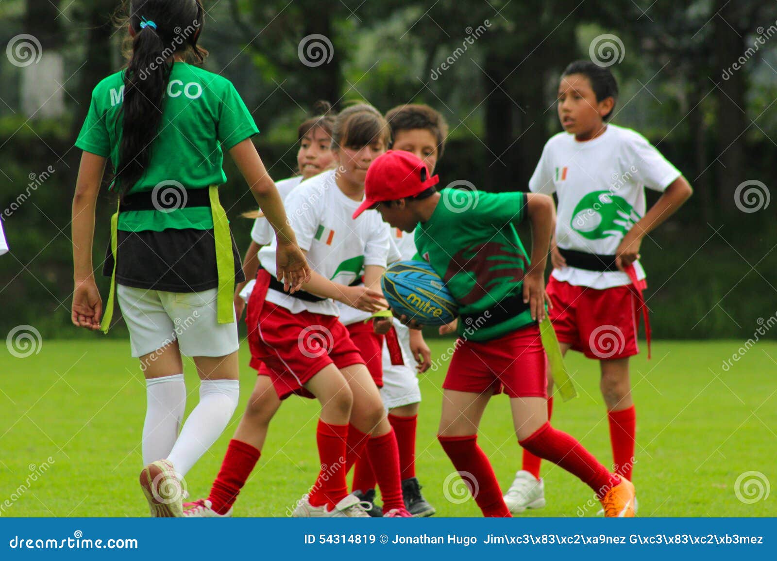 Gruppe Kinder, Die Rugby Spielen Redaktionelles Stockbild - Bild von ...