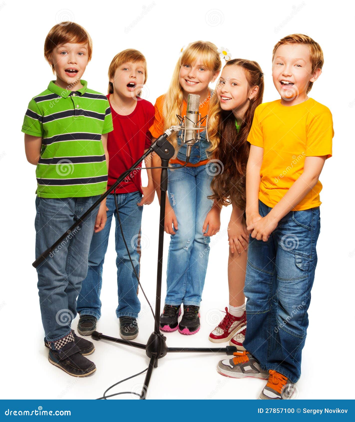 Gruppe Kinder, Die Zum Mikrofon Singen Stockfoto - Bild von kindheit ...