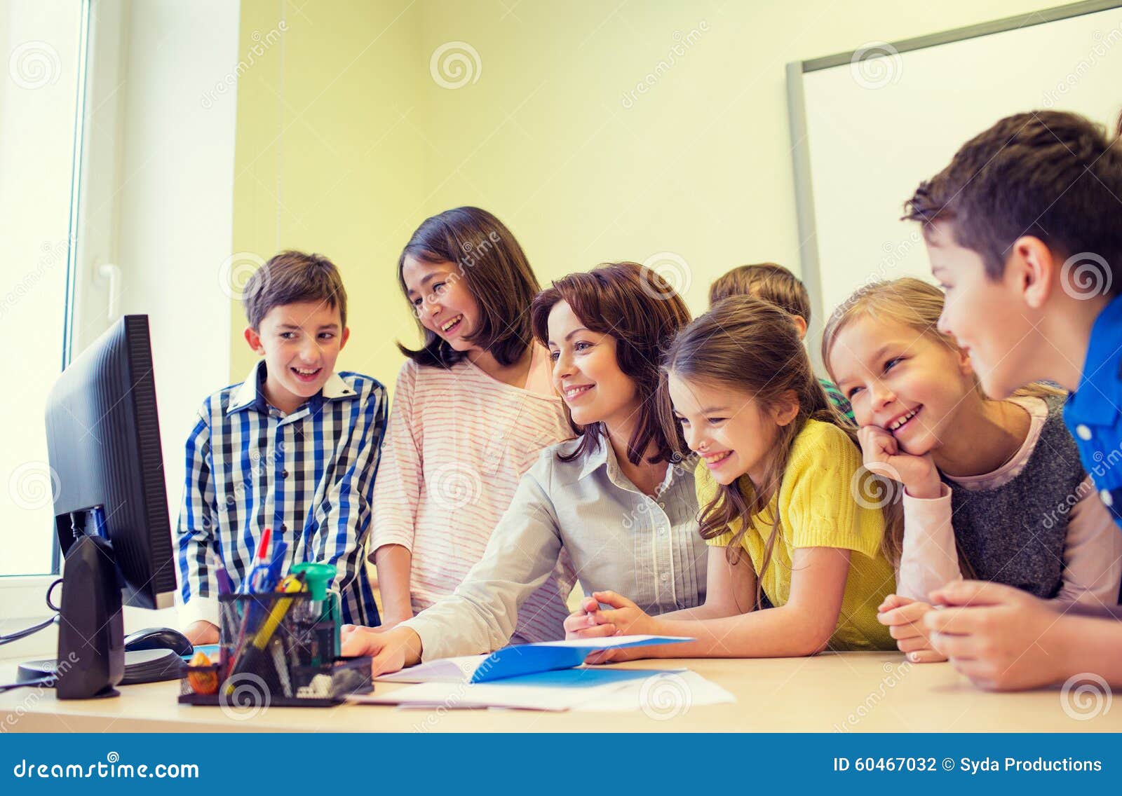 Gruppe Kinder Mit Lehrer Und Computer in Der Schule Stockfoto - Bild ...