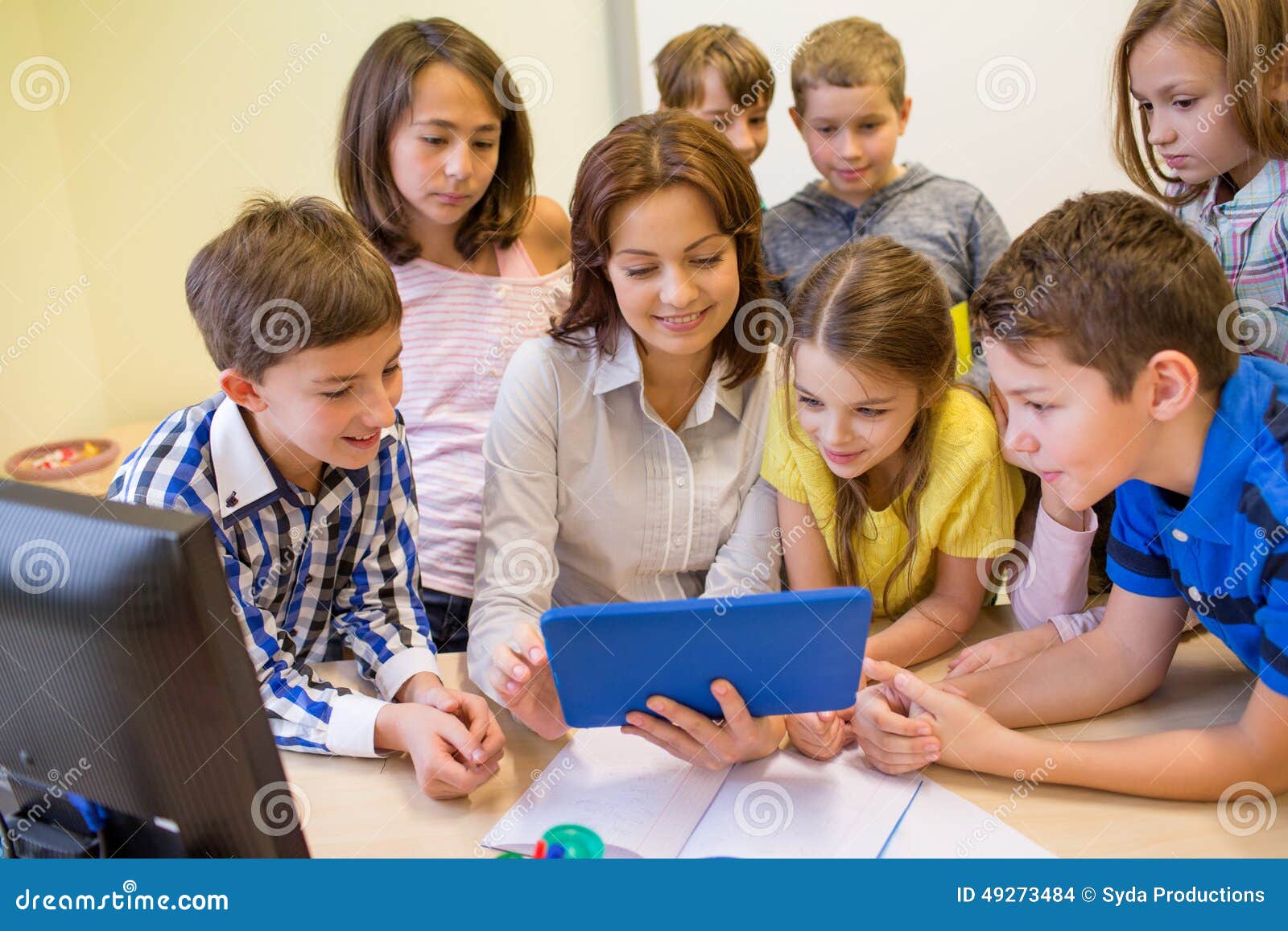 Gruppe Kinder Mit Lehrer- Und Tabletten-PC in Der Schule Stockfoto ...