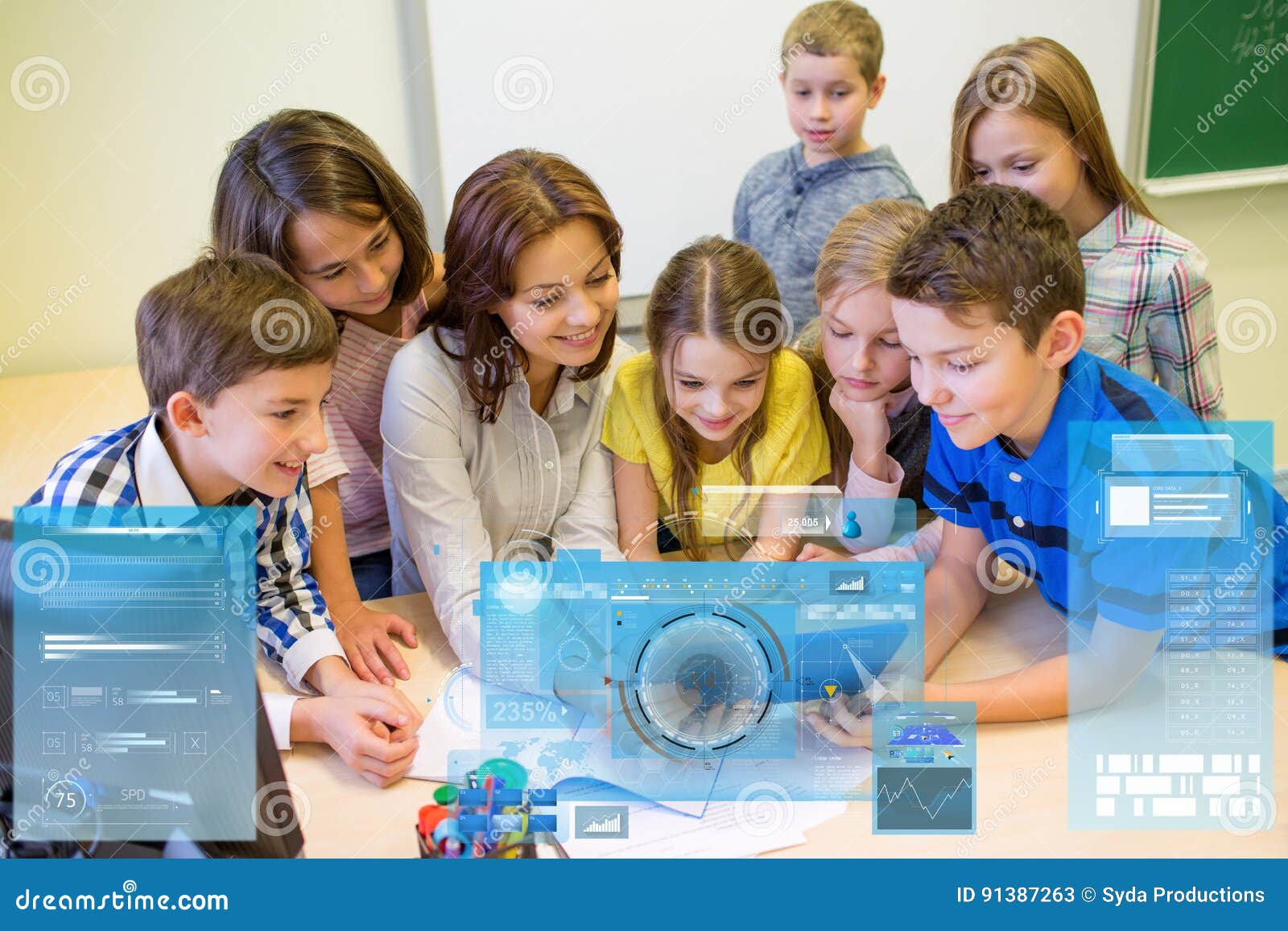 Gruppe Kinder Mit Lehrer- Und Tabletten-PC in Der Schule Stockbild ...