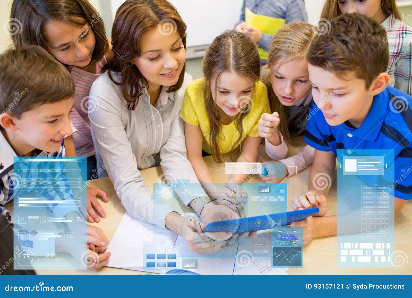 Gruppe Kinder Mit Lehrer- Und Tabletten-PC in Der Schule Stockbild ...