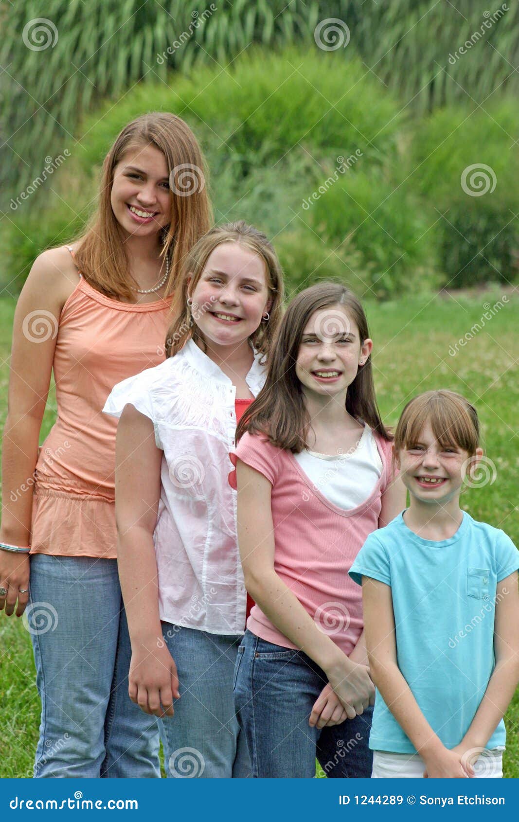 Gruppe Mädchen stockbild. Bild von familien, frauen, park - 1244289