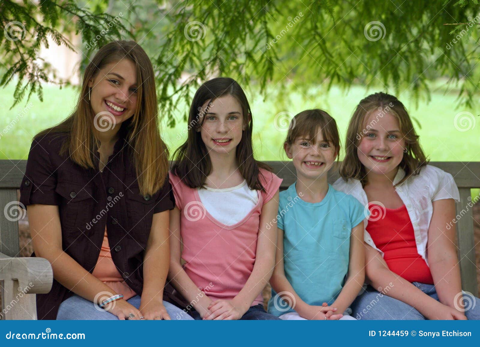 Gruppe Mädchen stockbild. Bild von glück, gras, amerikanisch - 1244459
