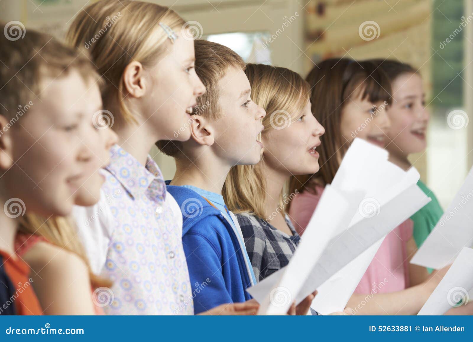 Gruppe Schulkinder, Die Im Schulchor Singen Stockbild - Bild von ...
