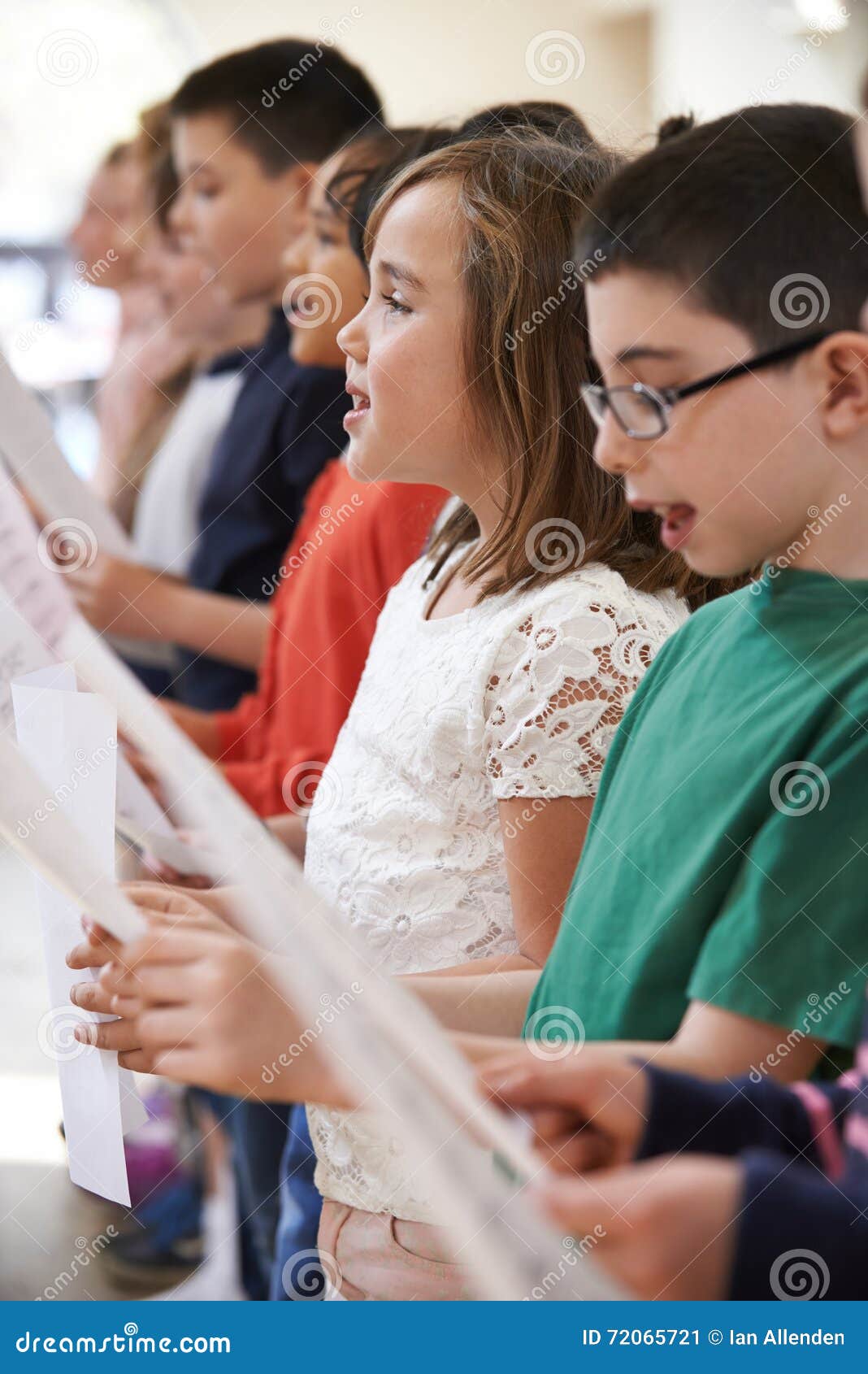 Gruppe Schulkinder, Die Zusammen Im Chor Singen Stockbild - Bild von ...