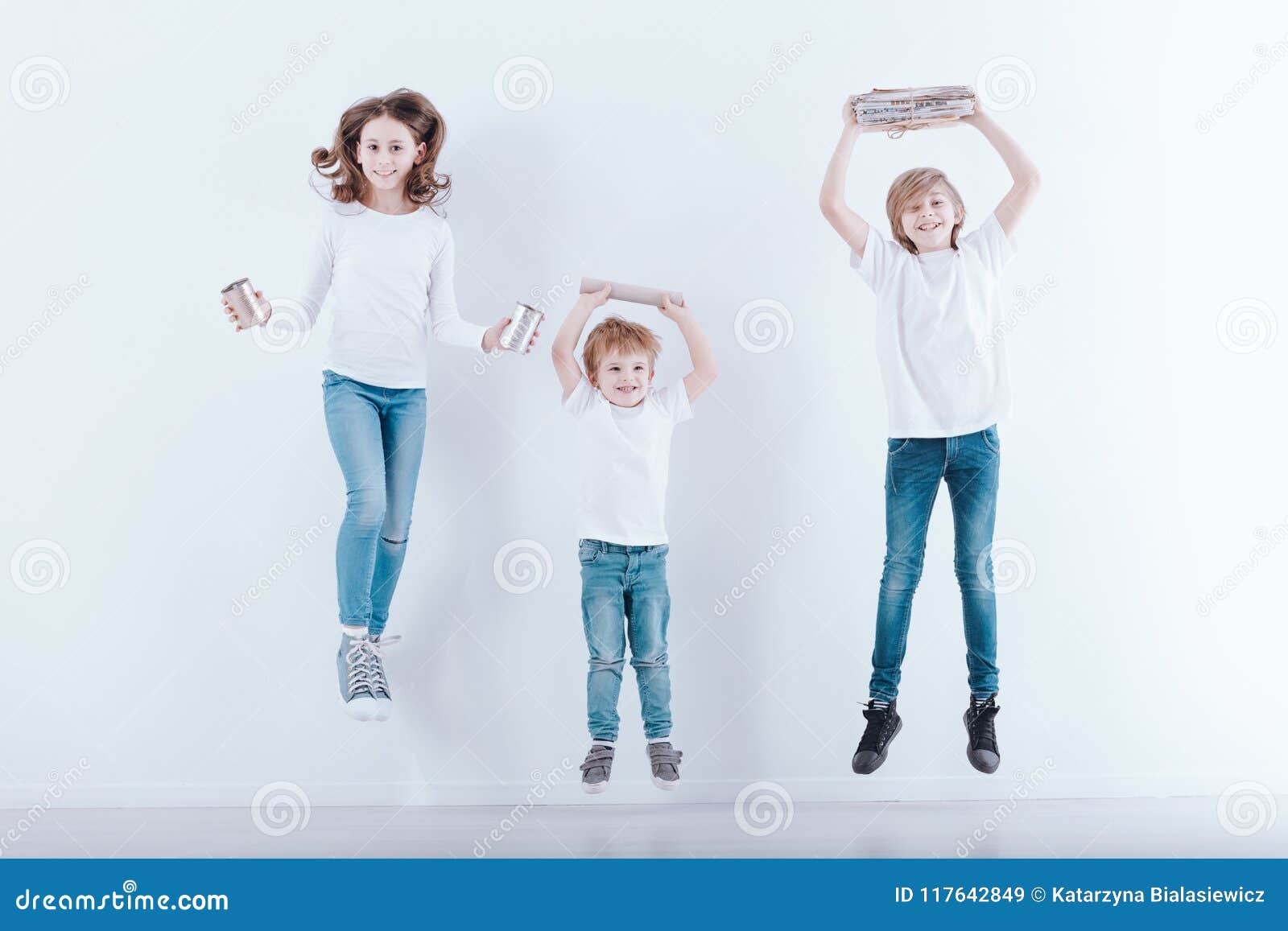 Gruppe springende Kinder stockbild. Bild von obacht - 117642849