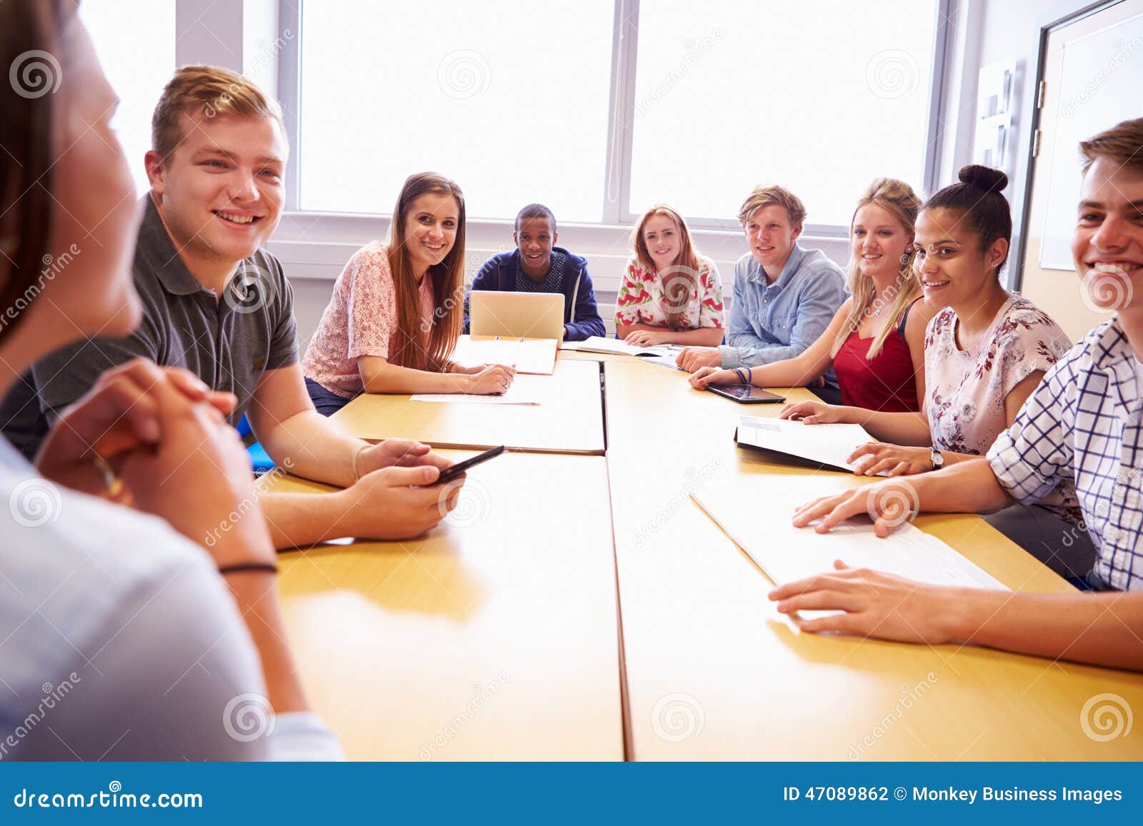 Gruppe Studenten, Die Bei Tisch Sitzen, Diskussion Habend Stockfoto ...