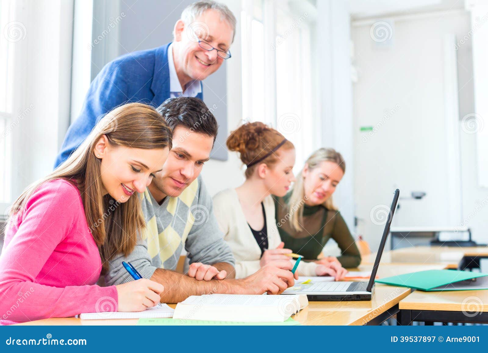 Gruppe Studenten, Die am College Lernen Stockbild - Bild von seminar ...