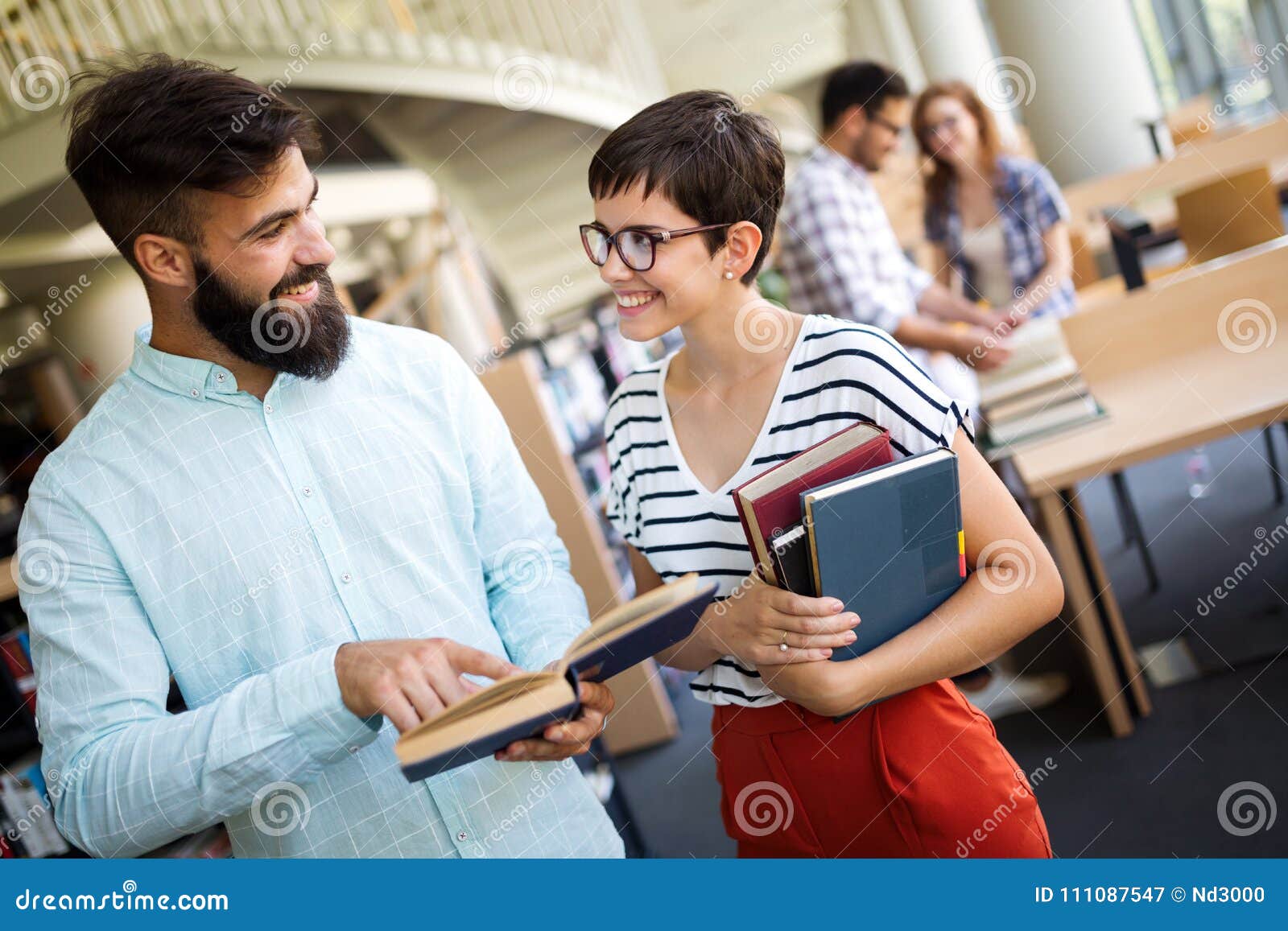 Gruppe Studenten, Die an Der Bibliothek Studieren Stockbild - Bild von ...