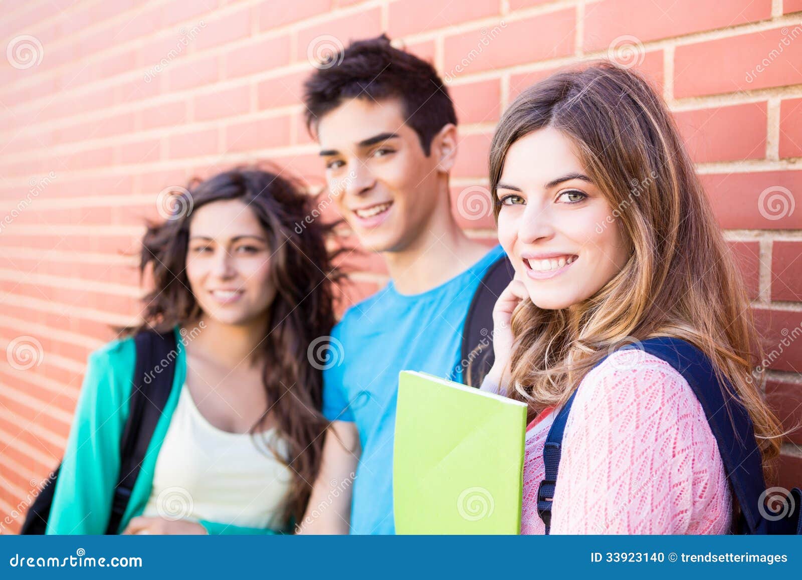 Gruppe Studenten im Campus stockfoto. Bild von campus - 33923140