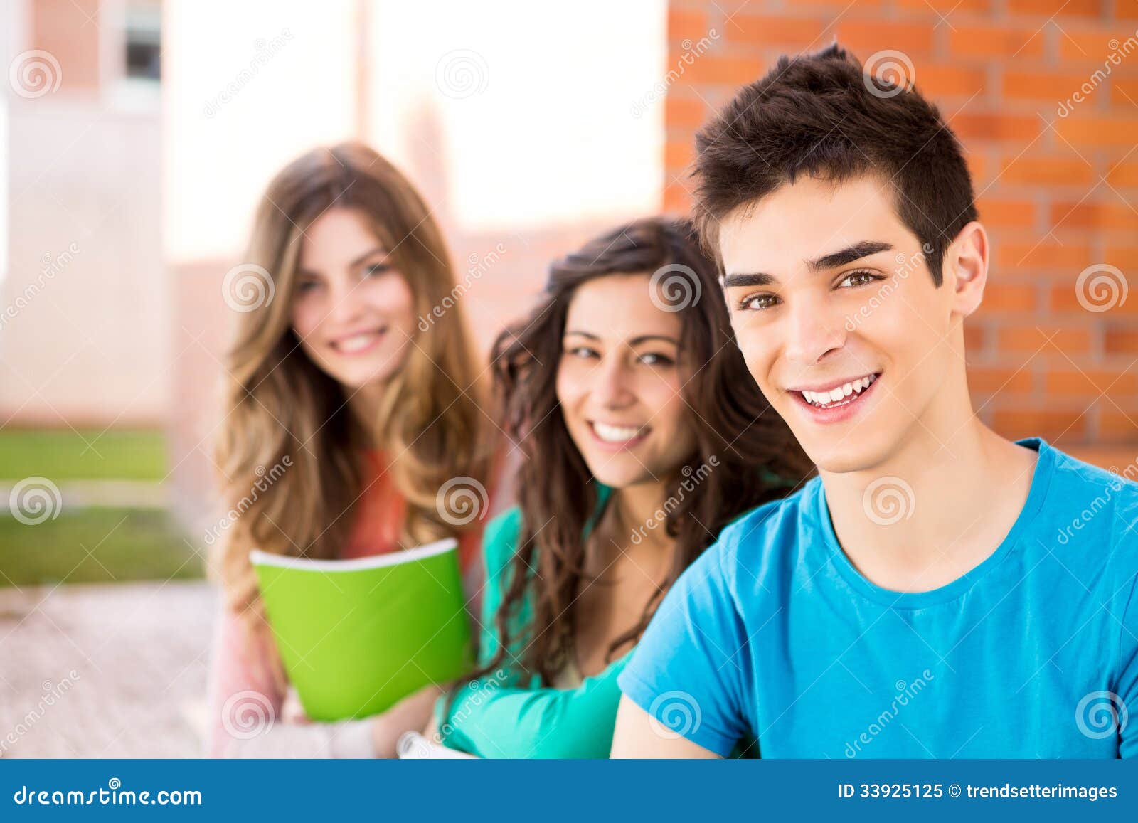 Gruppe Studenten im Campus stockbild. Bild von beiläufig - 33925125