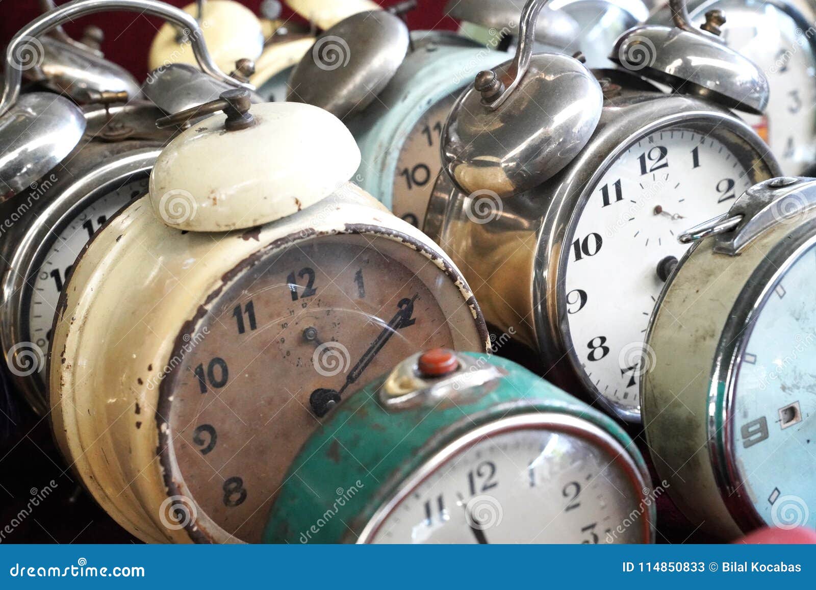 Gruppe Verschiedene Alte Wecker Stockbild - Bild von gelegentlich ...