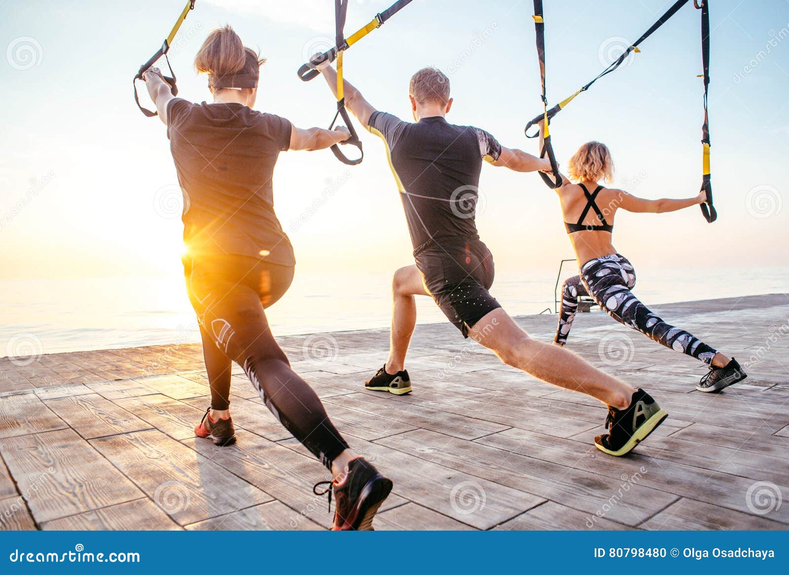 Gruppe Von Personen, Die Trx-Training Hat Stockfoto - Bild von ...